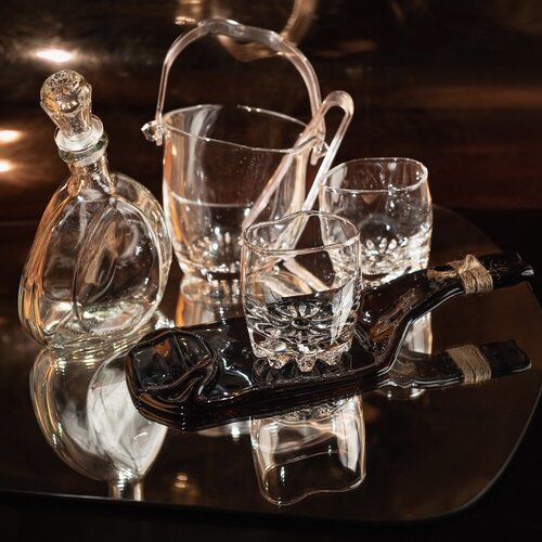 Подарочный набор - Два бокала для виски (рифл.), блюдо (менажница) из коричневой винной бутылки, плоский графин, ведерко для льда Хмельное стекло