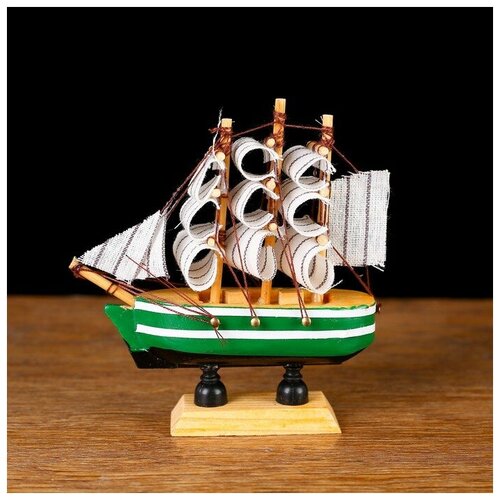 Корабль сувенирный малый «Клеймор», борта зелёные с белой полосой, паруса белые, 3?10?10 см
