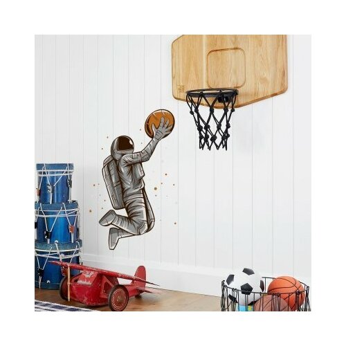 Наклейка интерьерная на стену «Невесомый баскетбол»
