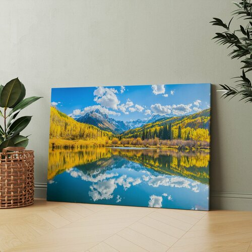 Картина на холсте "Озеро, окруженное лесом с множеством деревьев" 20x30 см. Интерьерная, на стену.