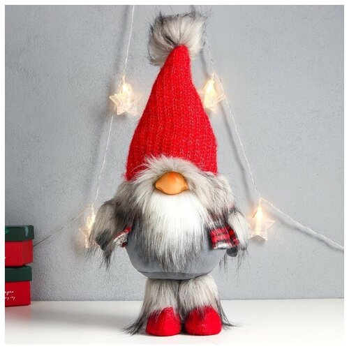 Кукла интерьерная "Дед Мороз в красном колпаке с меховой бомбошкой" 45х18х11 см