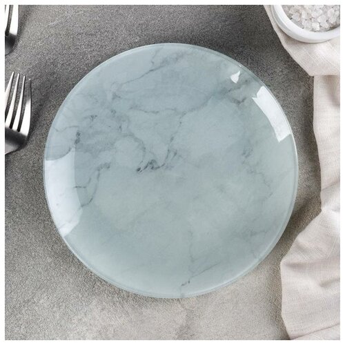 Тарелка стеклянная пирожковая Доляна «Марбл белый», d=17,5 см, цвет белый