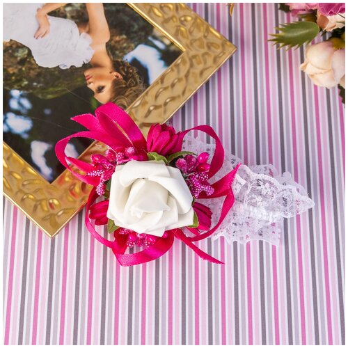 Свадебный браслет на руку для свидетельницы и подружек невесты с белой розой из латекса, из белого кружева с розовыми лентами