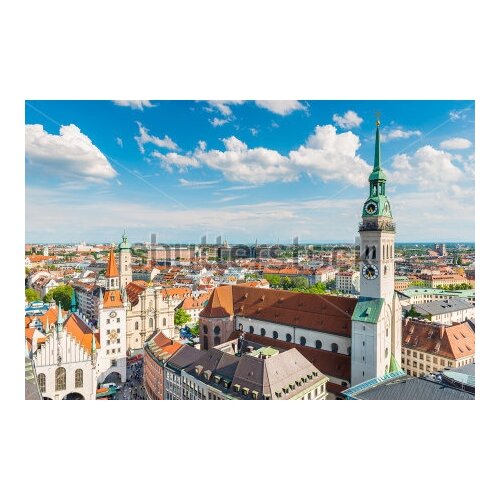 Постер Красивая панорама Мюнхена с видом на церковь Святого Петра и здание Старой ратуши 45см. x 30см.