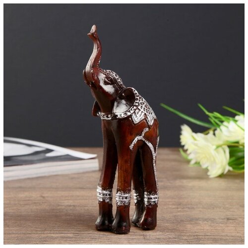 Сувенир полистоун "Слон на длинных ногах, попона с серебристыми узорами" 15х6,5х4 см