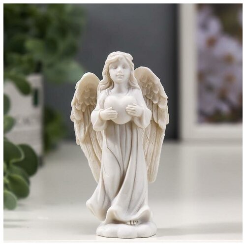 Сувенир полистоун "Ангел-хранитель с сердцем" 9х5х2,5 см 161963