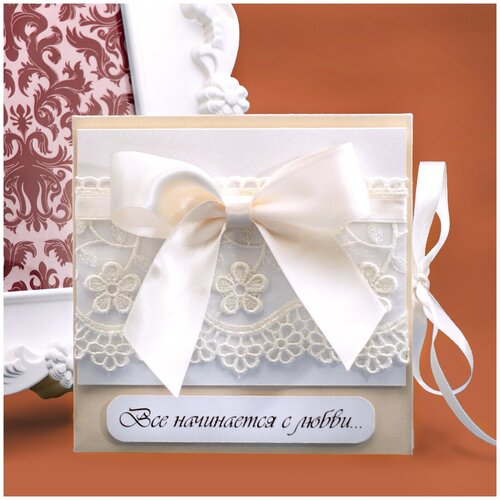 Свадебная коробочка для двух CD дисков "Божена" из плотного картона кремового цвета, с атласным бантом айвори и белым кружевом