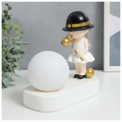 Сувенир полистоун свет "Малышка в черной шляпке, с золотым пузырем у шара" 16,5х8х16 см./В упаковке шт: 1