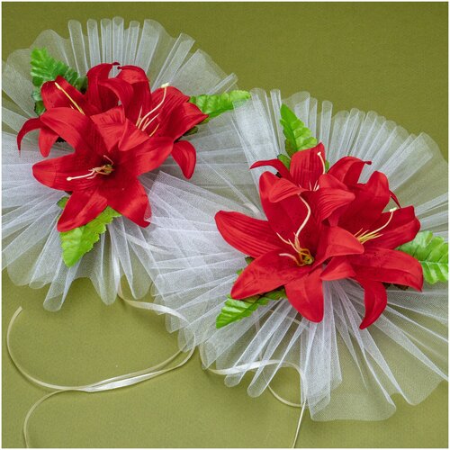 Декоративные банты для зеркал и ручек свадебного авто "Красные лилии" с зелеными лепестками в белой драпировке из фатина, в наборе 2 штуки