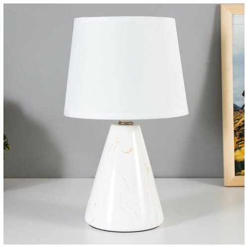Настольная лампа "Брианна" E14 40Вт белый 32х32х52 см