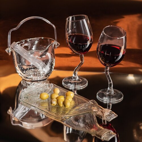 Подарочный набор - два бокала для вина с блюдом из прозрачной бутылки и ведерком для льда