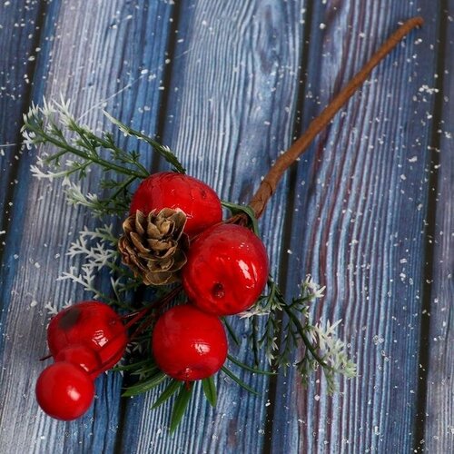 Декор "Зимнее очарование" шишка ягоды зелень, 18 см