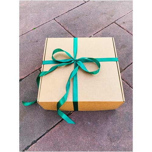 Комплект 2 штуки - Подарочная коробка с наполнителем крафт и зеленой лентой (37x37x14 см)