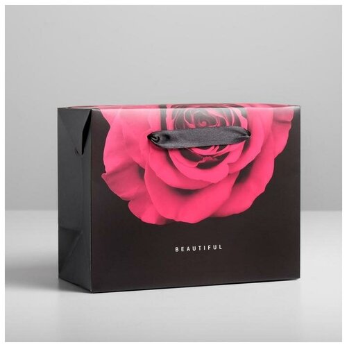 Пакет — коробка Beautiful, 23 × 18 × 11 см / 8 марта / Подарок