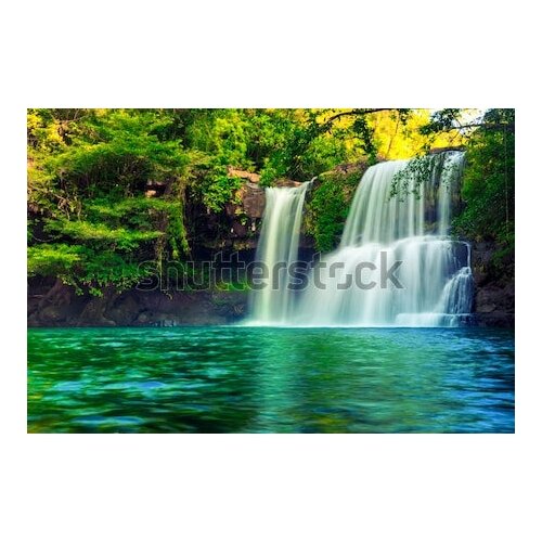 Постер на холсте Красивый водопад и изумрудное озеро в тропическом лесу 75см. x 50см.