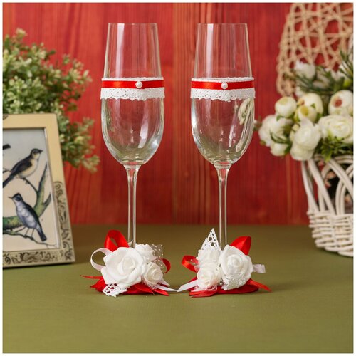 Свадебные бокалы для новобрачных "Красные акценты" с атласным декором алого цвета, белыми латексными розами и кружевом, 2 штуки