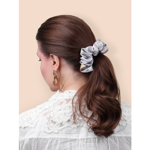 Широкая шелковая резинка для волос "Лазоревый цветок" в светло-сером цвете от Mollen