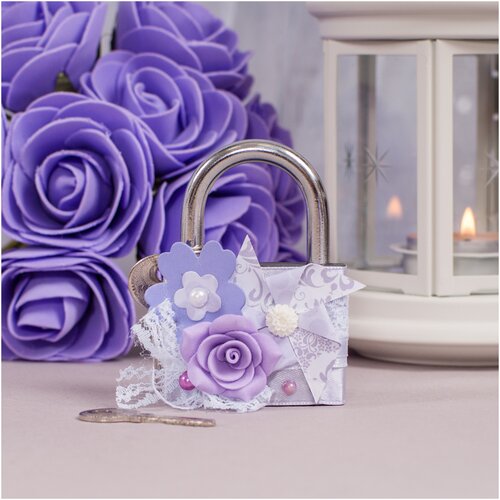 Декоративный замочек любви на свадьбу молодоженам "Сюита" серебристого цвета с сиреневым декором, белым кружевом и латексной розой
