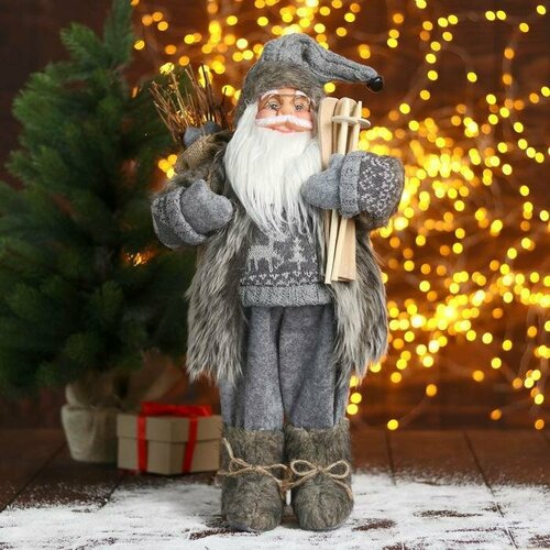 Зимнее волшебство Дед Мороз "В сером костюме с лыжами" 23х45 см