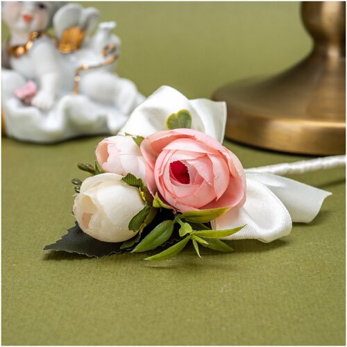 Нежная бутоньерка для смокинга жениха и свидетеля на свадьбу с пионами в белых и розовых тонах, декоративными веточками, атласной лентой