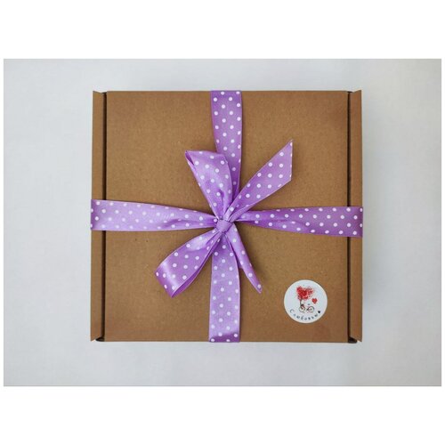 Подарочная картонная коробка с бумажным наполнителем и атласной лентой