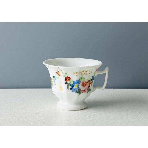 Старинная кофейная чашка "Цветы". Фарфор, ручная роспись. Фарфор. Европа, начало ХХ века.