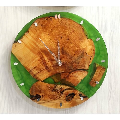 Часы настенные ручной работы из дерева и эпоксидной смолы "Березовая мята"