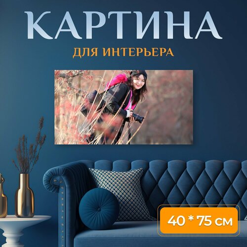 Картина на холсте "Женщина, турист, камера" на подрамнике 75х40 см. для интерьера