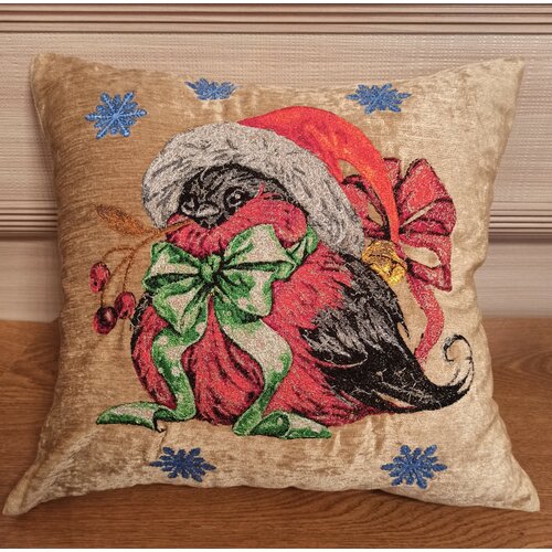 Декоративная подушка, съемная наволочка на молнии с вышивкой. 43х43 Новогодняя пташка/Снегирь.