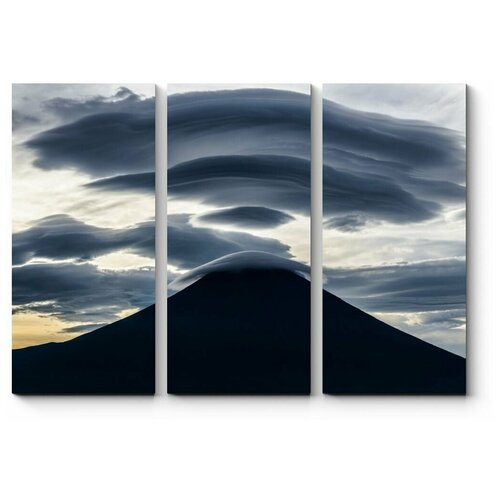 Модульная картина Линейные облака над горой 140x100