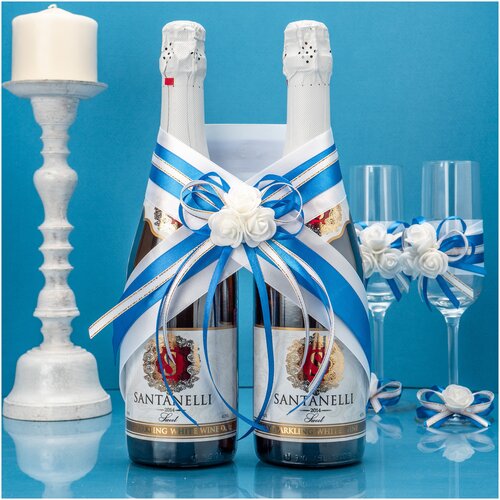 Яркое украшение на горлышко шампанского молодоженов и гостей "Морской бриз" из атласных лент синего и белого оттенков, с белыми латексными розами