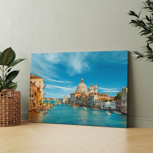 Картина на холсте "Вид на реку со зданиями и лодками в воде" 50x70 см. Интерьерная, на стену.