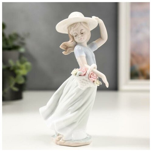 Сувенир керамика "Девочка в шляпке с корзинкой цветов" 9,5х16х6 см 139175