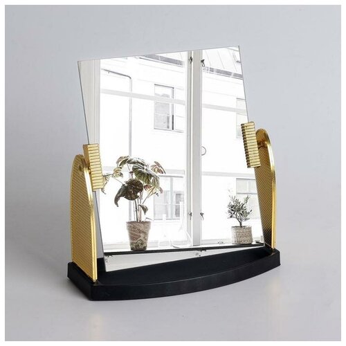 Зеркало настольное, зеркальная поверхность 15 × 17,5 см, цвет золотистый
