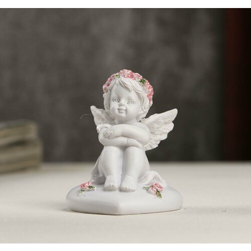 Сувенир полистоун "Белоснежный ангел в розовом веночке на сердце" 6,2х5х4,5 см