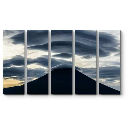 Модульная картина Линейные облака над горой 110x66