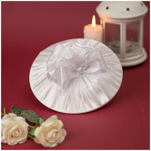 Красивая тарелка для битья на свадьбе "Рандеву" в атласном чехле белого цвета с воздушным фатином и перламутровыми жемчужными бусинами
