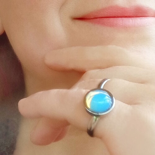 Кольцо перстень с камнем солнечный опал 10 мм безразмерный, опал, безразмерное, ширина 10 мм, белый
