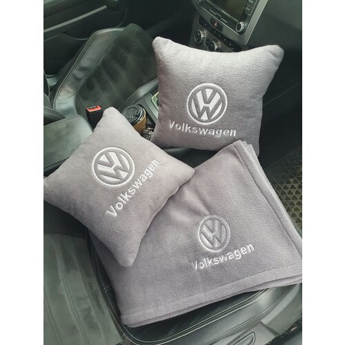Автомобильный набор: 2 подушки 30х30см и плед 150х180 см в машину с вышивкой логотипа Volkswagen, цвет серый