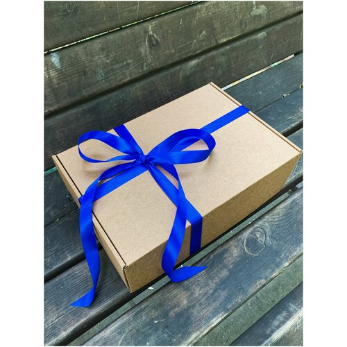 2 штуки - Подарочная коробка с наполнителем крафт и синей лентой (32x22x10см)