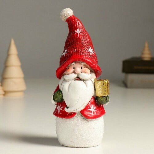 Сувенир полистоун Дед Мороз в красном наряде с подарком 8,5х7,5х19,2 см