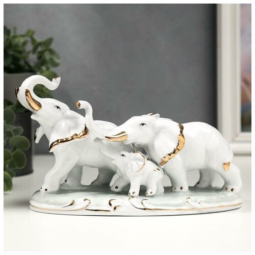 Сувенир керамика "Семейство слонов" белый с золотом 21,5 см