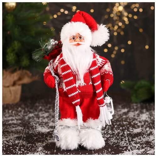Фигурка Зимнее волшебство Дед Мороз в свитере с оленями и с фонариком 7856746, 30 см, бело-красный