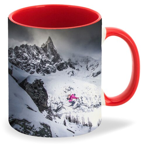 Кружка красная CoolPodarok Лыжи Лыжник Прыжек с горы Фиолетовый костюм