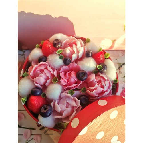 Букет из мыла 'Пионы с ягодами и сухоцветом хлопка в коробочке на подарок, мыло ручной работы, диаметр коробки 16,5 см