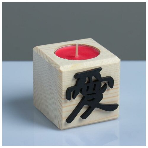 Свеча в деревянном подсвечнике "Куб Иероглифы. Любовь" аромат вишни