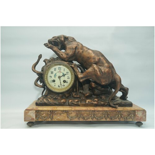 Музейный экземпляр. Антикварные бронзовые каминные часы "Поединок пантеры со змеёй" французского скульптора Томаса Франсуа Картье(1879-1943).