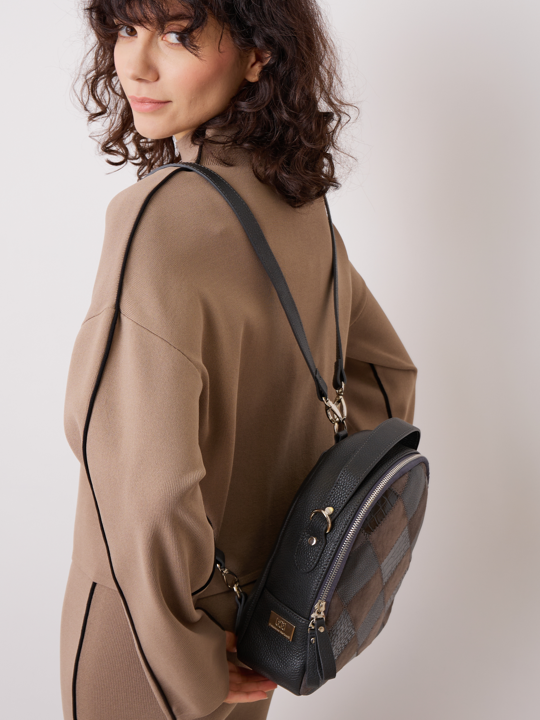 Сумка-рюкзак женская Franchesco Mariscotti 1-4502к серая, 25x22x8,5 см